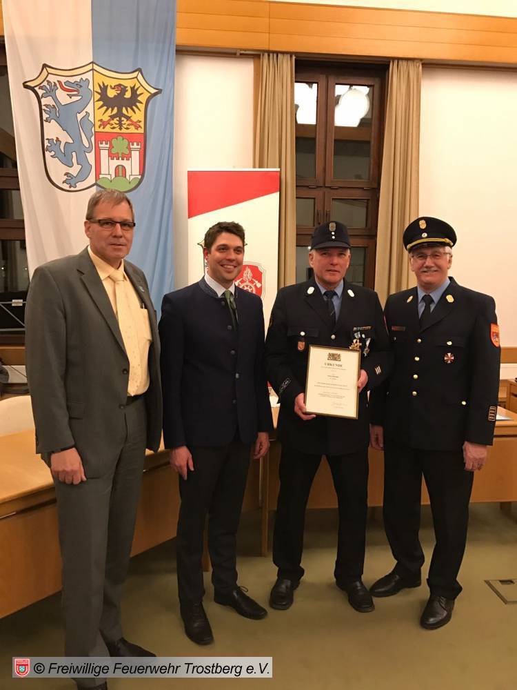 Hans Strecker wird für 40 Jahre Feuerwehrdienst geehrt. | Freiwillige ...